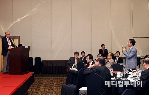 [포토] 질문 받고 있는 Chris Meijer 박사